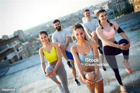 피트니스 스포츠 우정과 건강한 라이프 스타일 개념 운동하는 행복한 사람들의 그룹 가냘픈에 대한 스톡 사진 및 기타 이미지 가냘픈 개념 건강한 생활방식 Istock