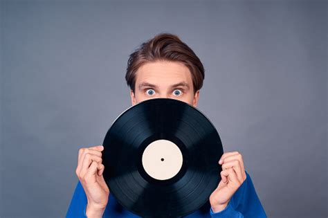 파란 스웨터와 레코드 플레이어에 파란 눈을 가진 잘 생긴 젊은이 20 24세에 대한 스톡 사진 및 기타 이미지 20 24세 근육질 남자 남성 Istock