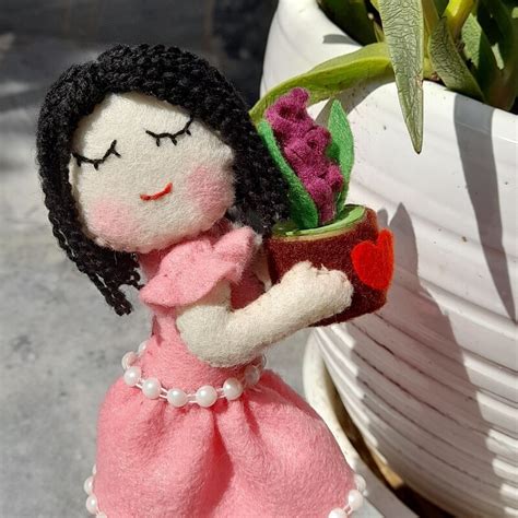 خرید و قیمت عروسک نمدی دختر هفت سین به دست 19 سانتی متر با رنگ دلخواه