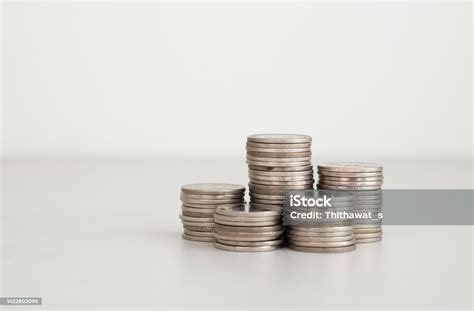 동전 스택 성장 흰색 배경에 고립 비용 절감 금융 성장 비즈니스 경제 예산 및 투자 개념 0명에 대한 스톡 사진 및 기타 이미지 Istock