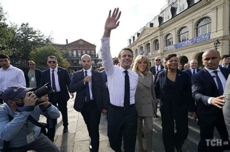 У костюмі із золотими ґудзиками і на шпильках Бріжит Макрон продемонструвала вишуканий образ