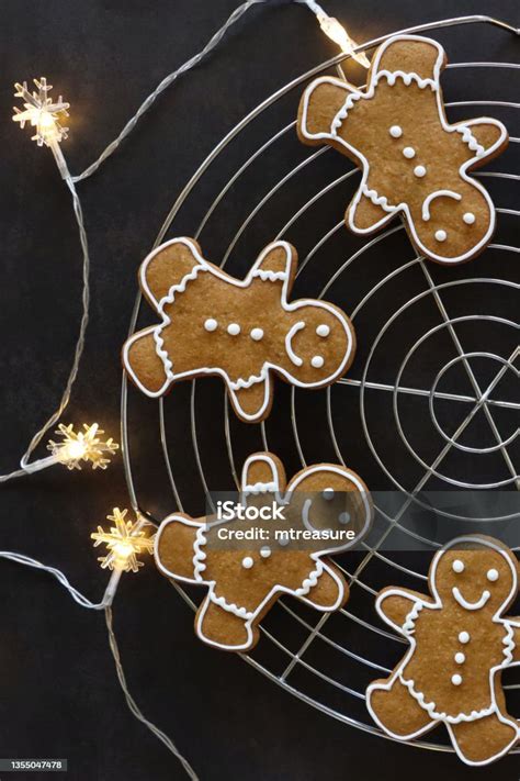수제 진저 브레드 남자 비스킷의 클로즈업 이미지 배치는 흰색 원형에 왕실 아이싱 별 쿠키와 조명 요정 조명 검은 배경 높은 보기로 둘러싸여 0명에 대한 스톡 사진 및 기타