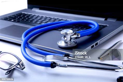 노트북 청진 기 및 흰색 테이블에 Rx 처방 의사의 직장 최고의 볼 수 있습니다 건강관리와 의술에 대한 스톡 사진 및 기타 이미지 건강관리와 의술 과학 노트북
