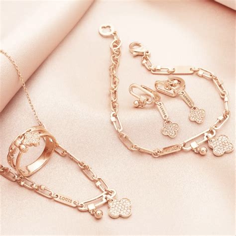 루루골드 제품소개 클래식한 네잎클로버 세트 소개해드려요~ 귀걸이목걸이팔찌반지 까지 Full세트로 하면 더욱 럭셔리해보이기까지한 핫한 디자인~ 클립으로 라인을