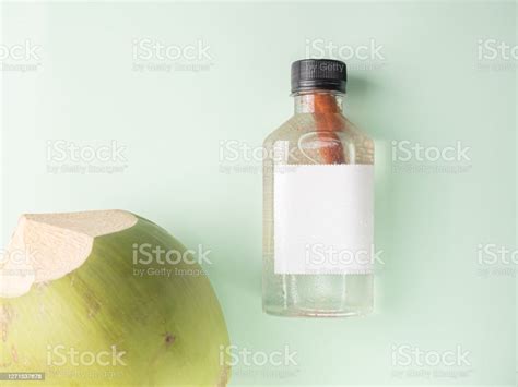 빈 로고 라벨이 있는 플라스틱 병 용기에 투명한 컬러 드링크 파스텔 스튜디오 배경에 많은 야채와 과일 스무디 주스를 혼합 코코넛 장식 0명에 대한 스톡 사진 및 기타 이미지