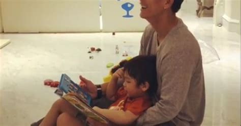 รวมรูปภาพของ บ้านสีขาวสุดหรูของครอบครัว ‘ติ๊ก เจษฎาภรณ์ อบอุ่นพร้อมหน้า 3 หนุ่มตัวตและแม่พีช