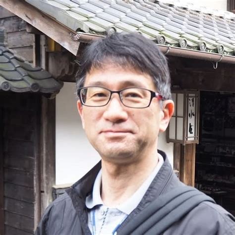 判定微妙です。黄色ラインは、はみ出し追い越し禁止ですが、停車車両があってそれを避けて抜くときは追い越しには相当しないので黄色線またいでも違反ではない。フェラーリは端に寄せて先に行かせてくれたの
