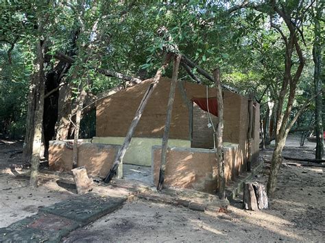 පුරා වසර 5ක් සෙවණ දුන් කුටි සෙනසුන පසුගිය වර්ශාව නිසා විනාශ වී ඇති අයුරැ මෙම අර්ධ