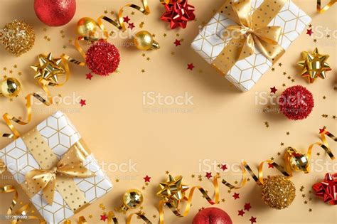 크리스마스 구성 반짝이는 Xmas 장식 선물 상자 빨간색과 황금 공 노란색 배경색으로 만든 프레임 플랫 레이 상단 보기 시즌 인사말 카드 모형 번쩍이는에 대한 스톡 사진 및