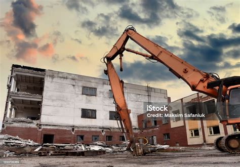 높은 높이의 건물의 철거를위한 높은 도달 굴삭기 기계 철거용 유압 가위가 있는 기계 0명에 대한 스톡 사진 및 기타 이미지 0명 건설 산업 건설 장비 Istock