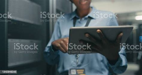 데이터 센터에서 작업하는 동안 디지털 태블릿을 사용하는 여성의 샷 서버실에 대한 스톡 사진 및 기타 이미지 서버실 태블릿 25 29세 Istock