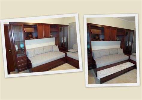 Καναπές σε παιδικό δωμάτιο με δεύτερο συρόμενο κρεβάτι και βιβλιοθήκη