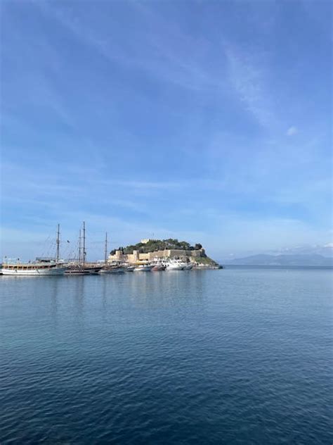 경치 좋은 전망 구름 바다 배 보트 섬 수직 쐈어 수평선 알바니아 요트 자연 하늘에 관한 무료 스톡 사진