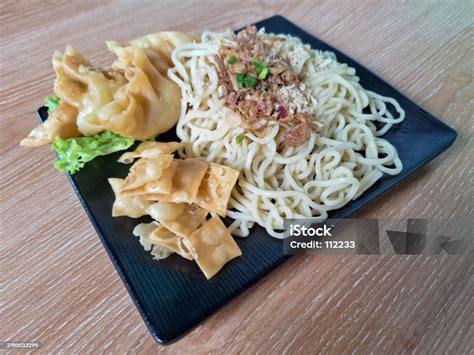 맛있는 미 고렝 또는 팡싯 고렝 또는 튀긴 만두를 곁들인 볶음 국수 아얌 타부르 또는 잘게 썬 닭고기 튀긴 양파 파 다진 쪽파와 양상추 음식 메뉴 0명에 대한 스톡 사진 및