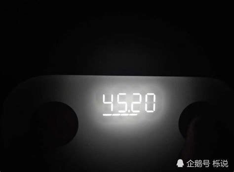 体重秤图片 真人 手机拍的称体重的图片 伤感说说吧