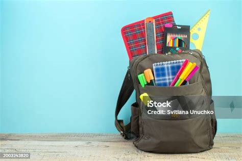 테이블 위에 다양한 컬러풀한 문구류가 있는 배낭 하늘색 배경입니다 학교로 돌아 가기 신학기에 대한 스톡 사진 및 기타 이미지