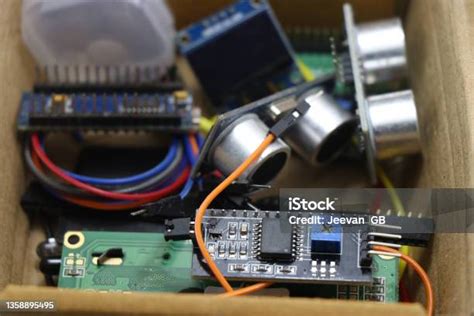 Modul Lcd I2c Dan Sensor Jarak Ultrasonik Bersama Dengan Komponen Elektronik Lainnya Dalam