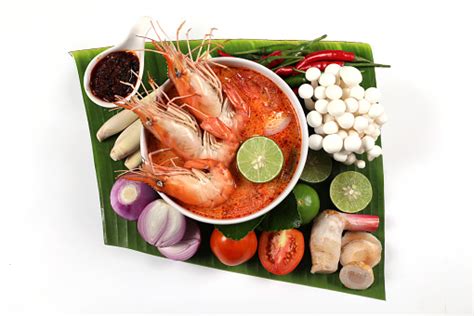 하얀 그릇에 톰 얌 쿵쿵 톰 얌 쿵 향신료 재료 태국 음식 태국 수프 흰색 배경 새우 레몬 그라스 갈랑갈 라임 샬롯 칠리 카피 라임 잎 토마토 버섯 탑 뷰에는 복사 공간이