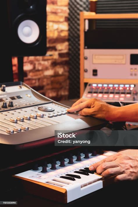 프로듀서 손 배치 및 홈 스튜디오에서 음악을 믹싱 음악 제작 컨셉 Brand Name Video Game에 대한 스톡 사진 및