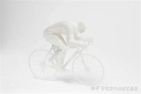 西班牙艺术家 Raya Sader Bujana 与摄影师 Leo García Mendez 所合作的纸雕作品以奥运为主题展现出运动员的