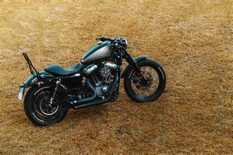 女孩 摩托车 机车 汽车 车辆 时尚 模特 女士 姿势 蓝天白云 肖像 户外 路 高图网 免费无版权高清图片下载