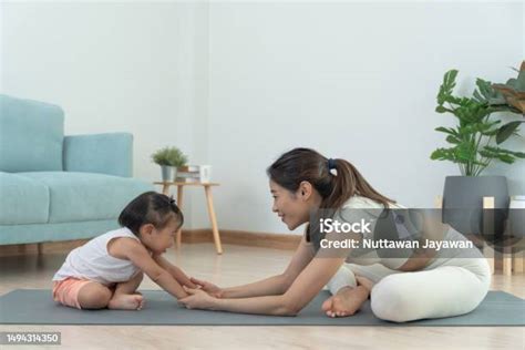 엄마와 딸은 집 방에서 함께 요가를 연습한다 아침에 운동을 하는 아시아 여성 균형 명상 휴식 진정 건강 행복 휴식 건강한 생활