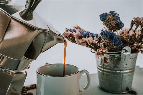 전통적인 커피 메이커 간헐천 커피 메이커 실버 간헐천 커피 메이커 부엌 용 장치 향기로운 커피 0명에 대한 스톡 사진 및 기타 이미지 Istock