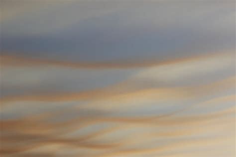 가을 색 경치 고요한 고요함 관념적인 구름 경치 그라데이션 데스크탑 하늘 떠 있는 매끄러운 몽환 물 미묘한 반사 부드러운 구름 분위기 새벽