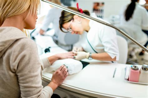 매니큐어 기술자 트리머 도구를 사용 하 여 여분의 큐티 클 피부를 뷰티 센터의 손톱에서 제거 하십시오 2명에 대한 스톡 사진 및 기타 이미지 Istock