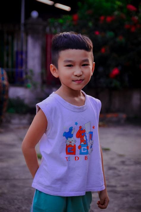Un Jeune Garçon Debout Devant Une Maison Photo Photo Việt Nam