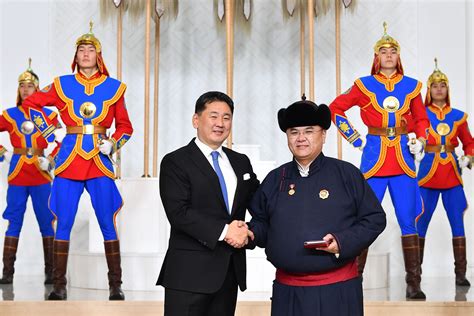 ФОТО Төрийн дээд цол олгож одон медаль гардууллаа Dnn Mn