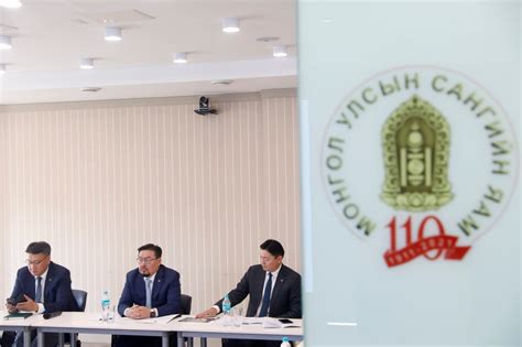 ФОТО Төсвийн тухай хуульд нэмэлт өөрчлөлт оруулах тухай хуулийг Сангийн яаманд хүлээлгэн өгөв