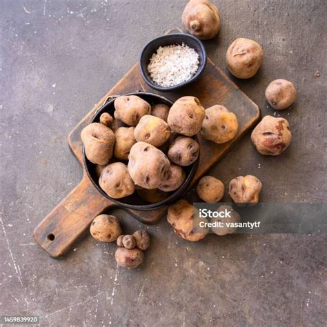 생 검은 감자 와 바다 소금 유명한 현지 카나리아 제도 요리의 주요 재료 파파스 아루가다스 또는 주름진 감자의 평면도 파파스 아루가다스에 대한 스톡 사진 및 기타 이미지