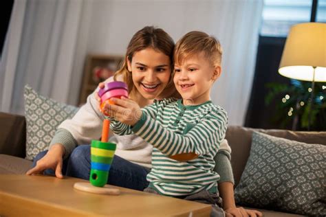 Madre E Hijo Jugando Con Coches De Juguete En Casa Imagen De Archivo
