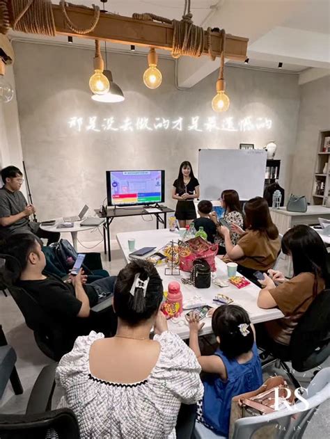 今天我们邀请了两位讲师 从不会做Slide到演讲 一点点的慢慢摸索 成为在台上给大家知识点的老师 替他们的进步感到开心 也感谢每个成员积极