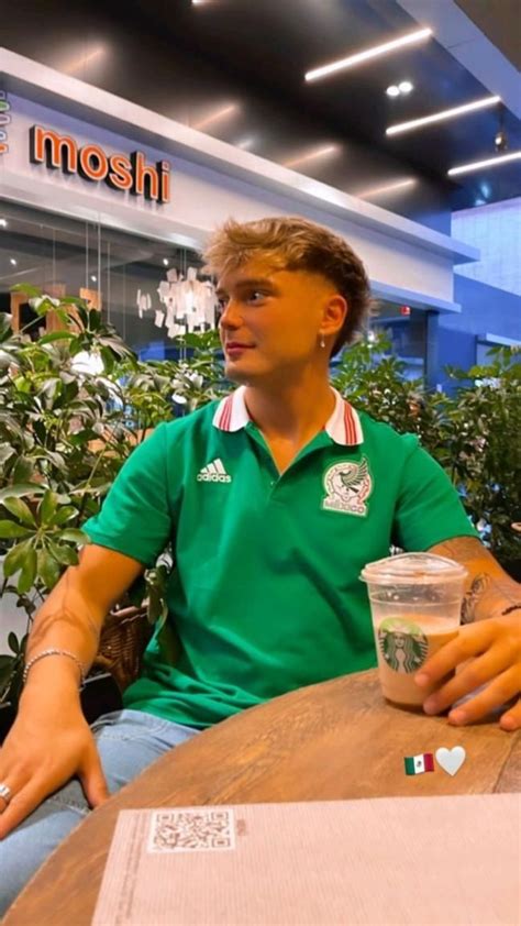 Foto De Ian Lukas🫣😻 Famosos Divertidos Celebridades Bonitos Fotos