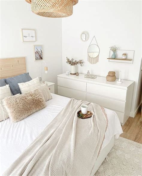 Pin By Soraia Pires On Quarto Small Room Bedroom Room Makeover