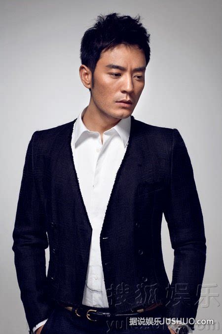 李光洁写真大片曝光 眼神忧郁增添熟男气质