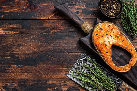 고추와 함께 송어 필레 스테이크 튀김 어두운 나무 배경 맨 위 보기입니다 복사 공간 0명에 대한 스톡 사진 및 기타 이미지 0명 건강한 식생활 고기 Istock