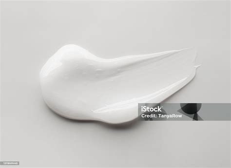 화이트 베이지 색 라이트 그린 클레이 크림 마스크 또는 아이 크림 샘플 얼룩 질감 파운데이션 스와치 멀티 컬러 배경에 격리 크림색에 대한 스톡 사진 및 기타 이미지 Istock