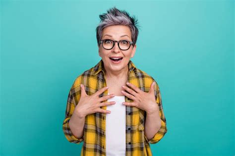 Foto De La Abuela Encantadora Toque Choque En El Pecho Vestido