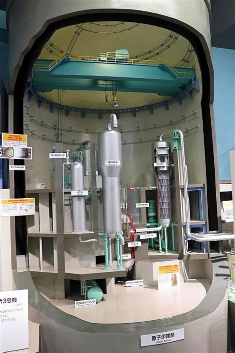 分厚いコンクリートの原子炉の隔壁の内部に、鋼鉄製の炉心がある。