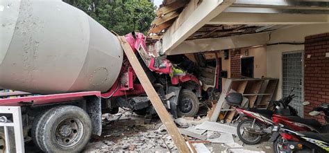 Lori Simen Terbabas Masuk Rumah Orang