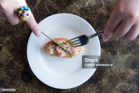 아시아 여자 손에 나이프와 포크는 동안 Canape의 조각을 절단 높은 차 또는 오후 차를 즐길 수 즐거움에 대한 스톡 사진 및 기타 이미지 Istock