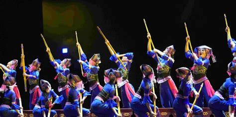 壮族舞蹈《打扁担》 获得全国政府最高奖 搜狐大视野 搜狐新闻