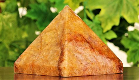 Piedra Metafísica Tallada En Egipto Con Cristal De Cuarzo Dorado