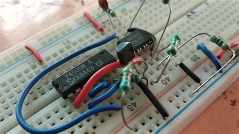 Modeling The Classic 555 Timer On A Breadboard Hackaday