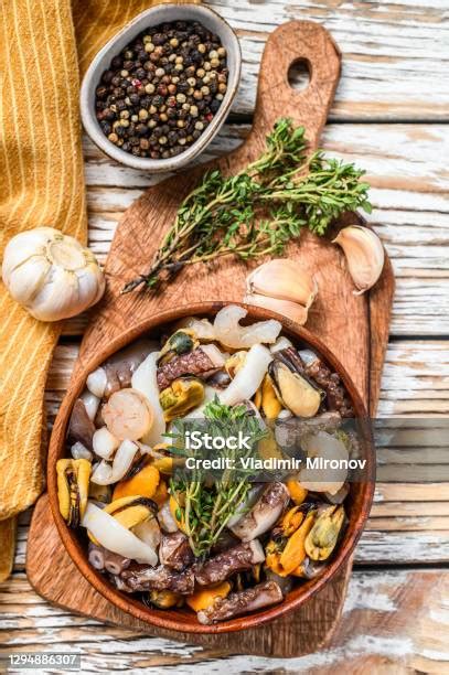 나무 그릇에 해산물 믹스를 요리 홍합 조개 오징어 문어 새우 및 새우 흰색 배경입니다 위쪽 보기 갑각류에 대한 스톡 사진 및 기타 이미지 Istock