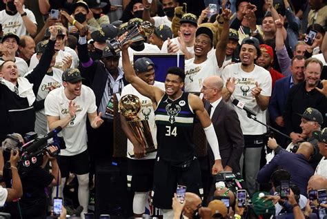 Phoenix Suns 98 105 Milwaukee Bucks Twitter Erupts As Giannis