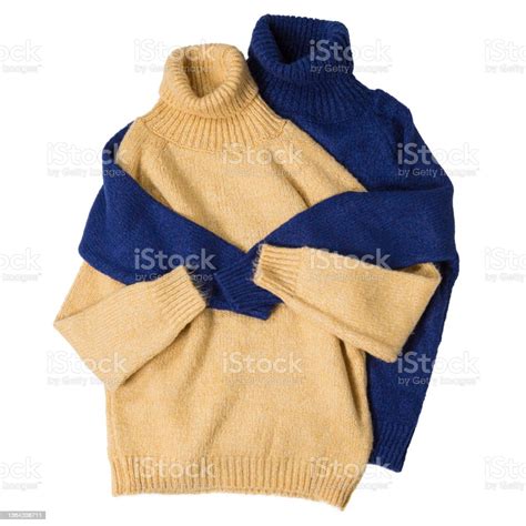 흰색 배경에 포옹하고 돌보는 것처럼 노란색과 파란색 두 개의 모직 스웨터가 나란히 있습니다 스웨터에 대한 스톡 사진 및 기타